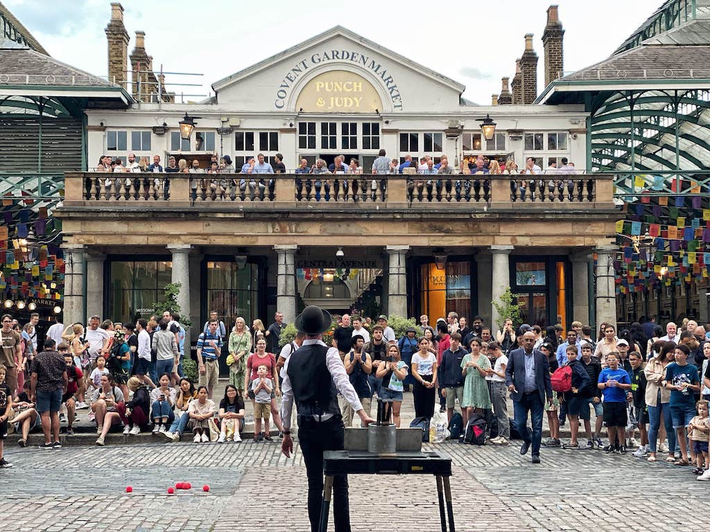 What To Wear In London: 36 Best Items To Pack For London